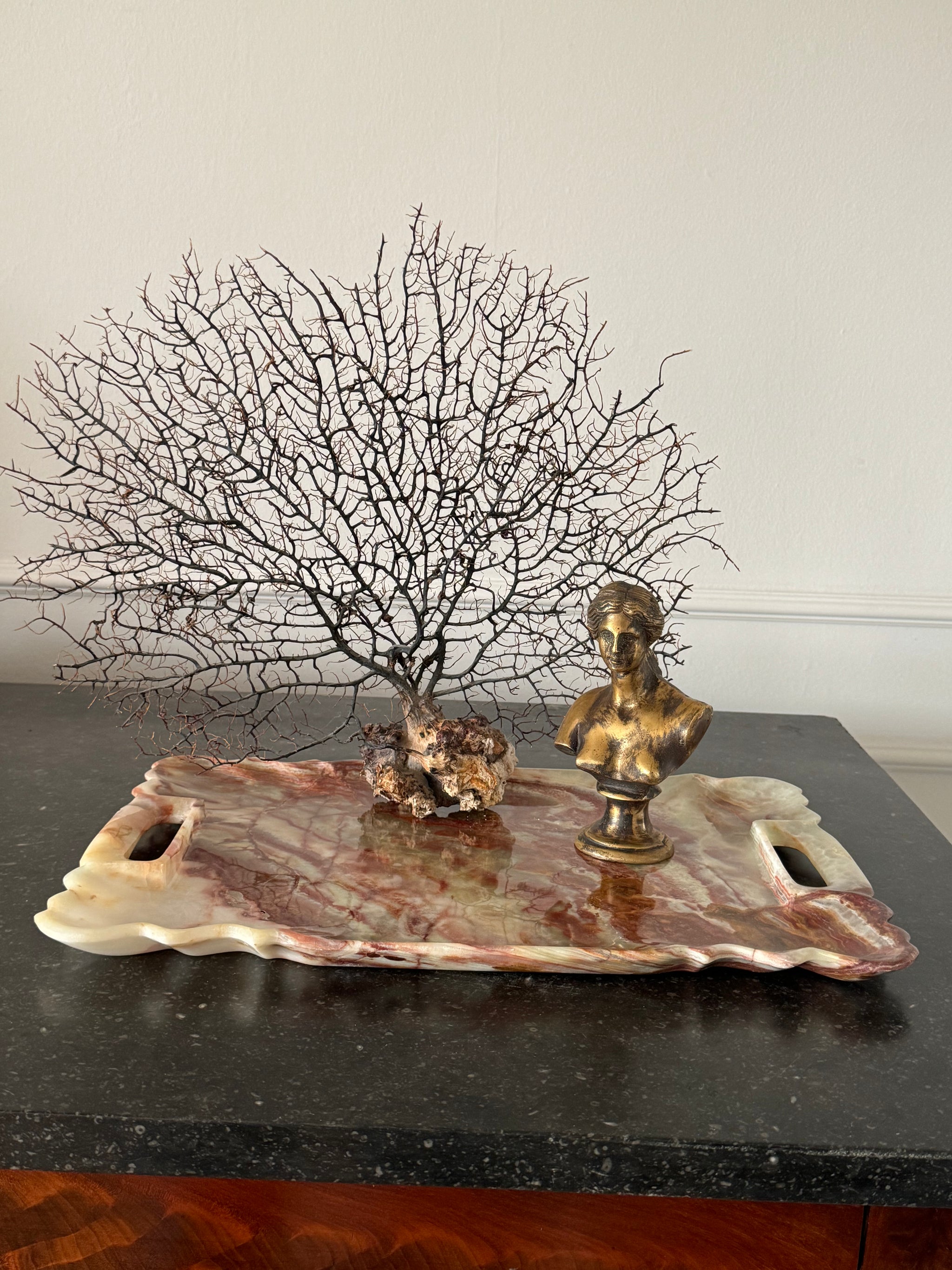 ELEGANT DECORATIVE TRAY MADE OF NATURAL STONE WITH UNIQUE GRAIN
